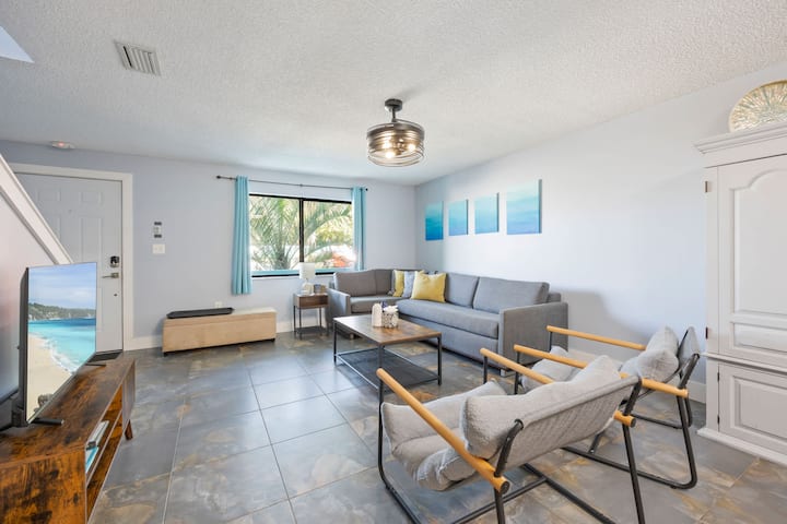 Cocoa Beach Retreat Steps From Sand W Private Back - Cocoa Beach, FL