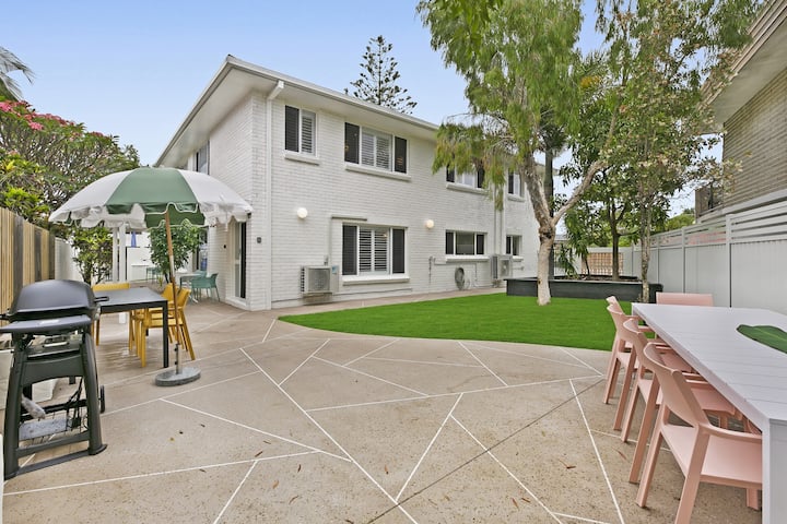 Spacious 4-bed Villa With Mediterranean Charm - Surfers Paradise