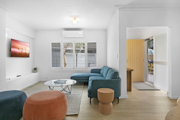 Spacious 4-bed Villa With Mediterranean Charm - 서퍼스 파라다이스
