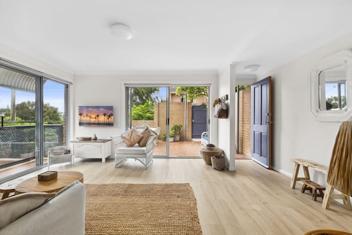 Bright Coastal Townhouse With Bbq & Courtyard - Terrigal