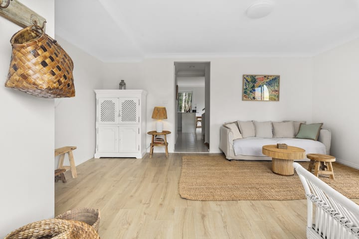 Sunny Avoca Beach Townhouse | 3br Bbq Courtyard - Terrigal