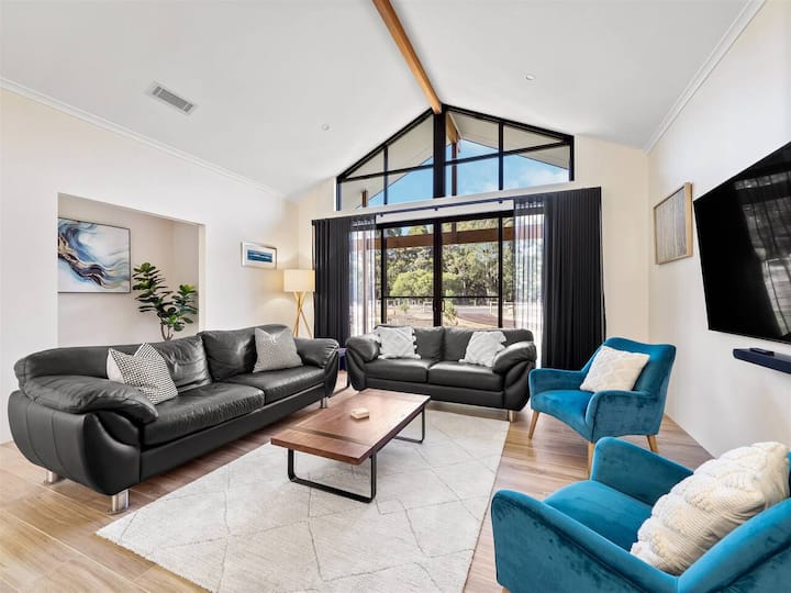 Turf & Surf: Luxe Retreat Backing Onto Golf Course - Margaret River