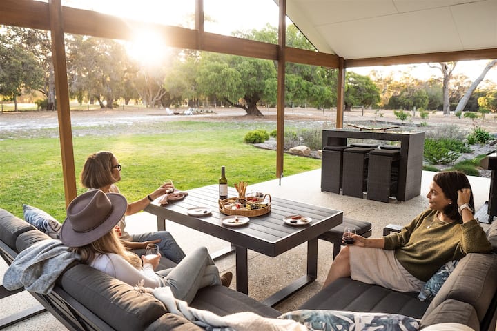 Turf And Surf—secluded Haven Between Beach & Town - Margaret River