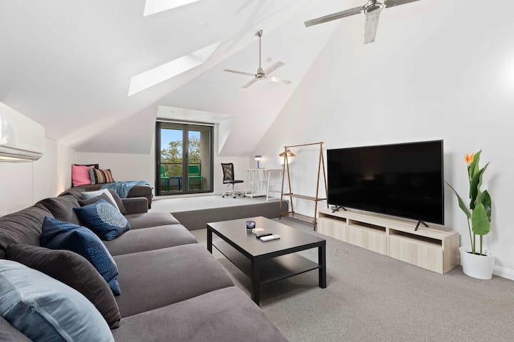 Two-story Home With 2 Balconies - Lewisham