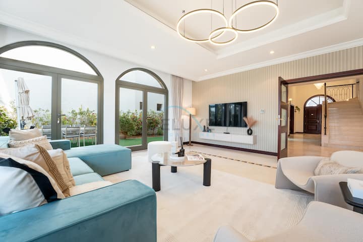Beachfront 6br + Asst Room Villa With Private Pool - 杜拜