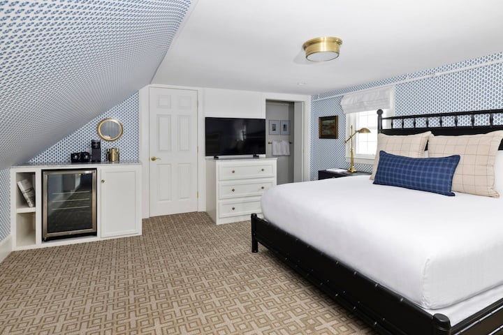 Hackenberg King W/ Seating Area, Kennebunkport Inn - Kennebunkport, ME