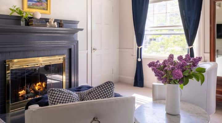 Thompson Suite With Fireplace At Kennebunkport Inn - Kennebunkport, ME