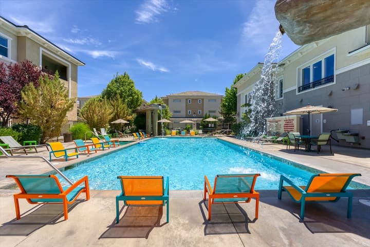 New Stylish 1br Apt With Heated Pool, Gym & Yoga - Reno