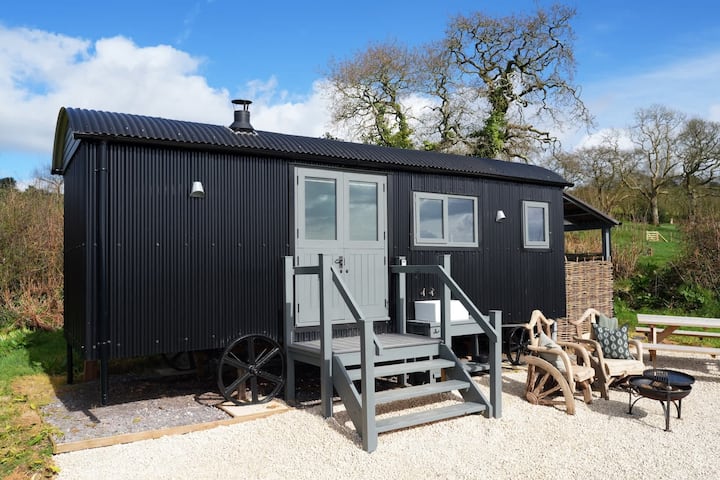 Luxurious Shepherds Huts, Outdoor Baths, Sea Views - Honiton