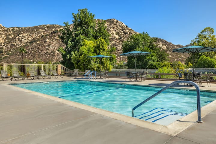 For The Whole Family! Four Relaxing Units, Pool! - California