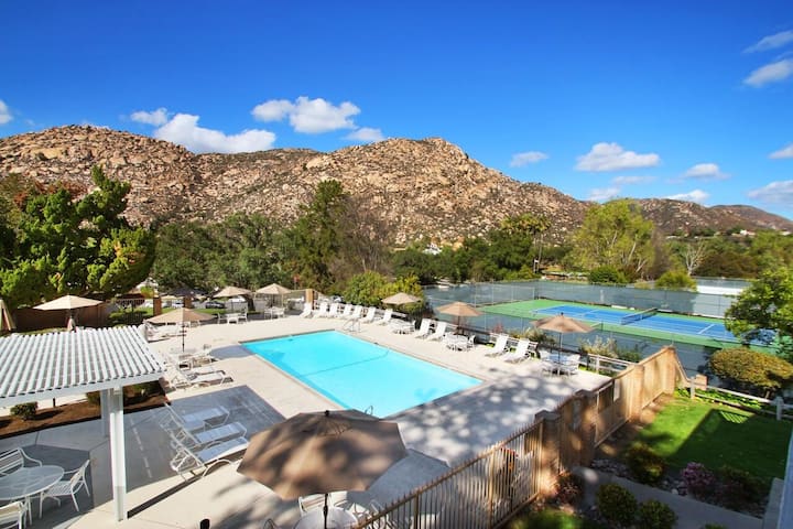 Family Getaway! 3 Spacious Units Near Golf Club! - California