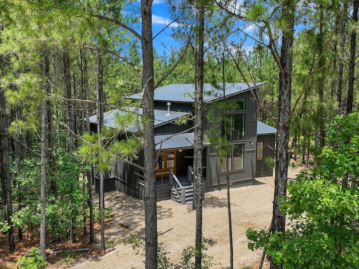 Vacana Btw 2 Pines Hot Tub, Air Hockey, Fire Pit - Broken Bow, OK