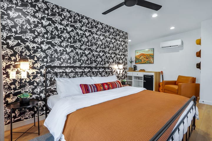 Cowboy Casita I Waterfront, Downtown - Wimberley, TX