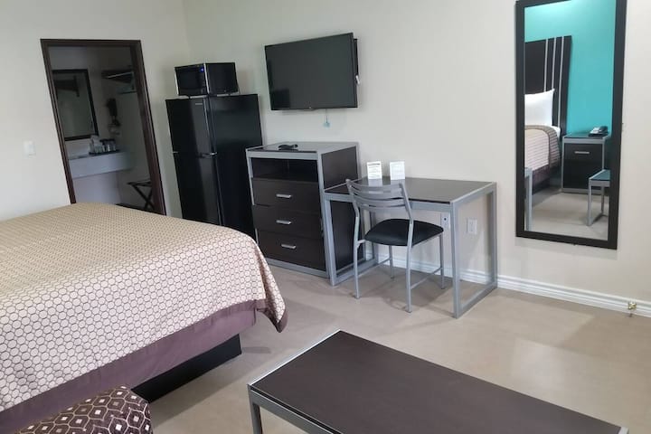 Affordable Queen Bed And Kitchenette For Your Stay - Bay City, TX