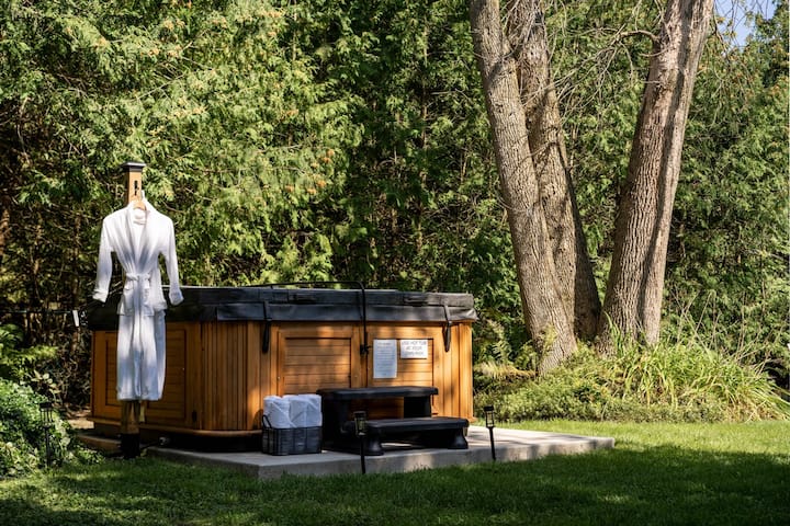 Cedarhaven - 2 King Beds! Hot Tub, Gas Fireplace - Kincardine