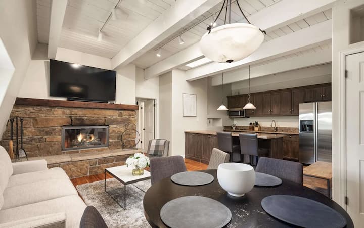 New Listing! 2 Br Condo 1 Block From Gondola! - Aspen, CO