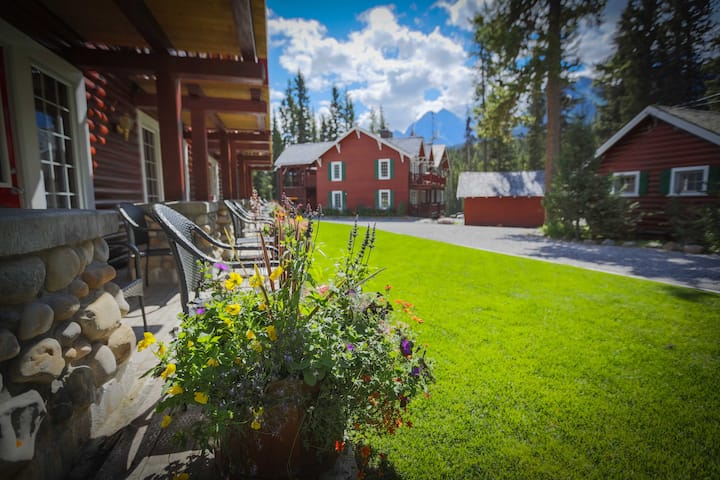 Lake Louise Cozy Cabin | Fireplace & Balcony - Lake Louise