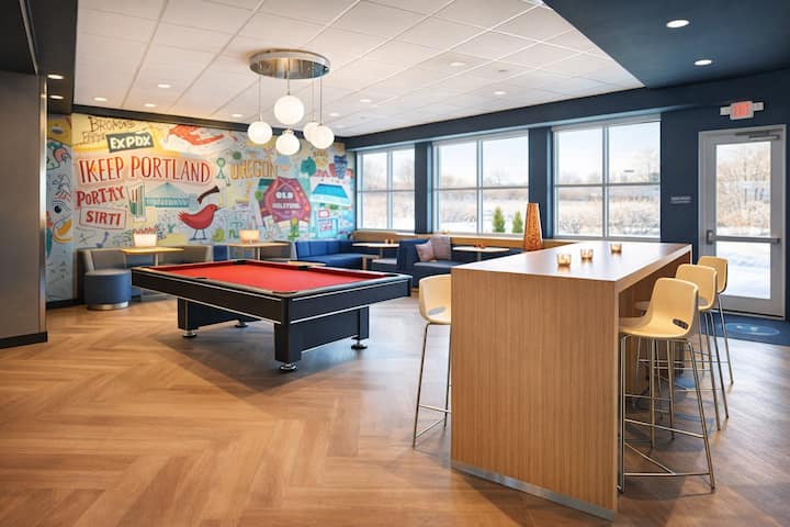 Comfy Rooms Near Airport – W/ Shuttle & Breakfast - Cape Elizabeth, ME