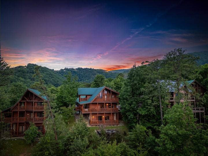 4 Br True Log Cabin W/ Sunrise Mtn Views & Hot Tub - Pigeon Forge, TN