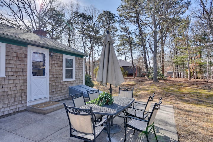 < 1 Mi To Craigville Beach: Home W/ Patio & Bbq - Barnstable, MA