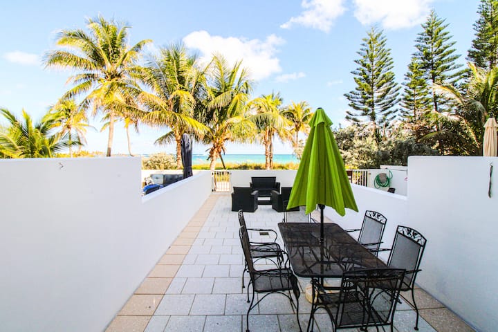 Beachfront Townhouse, Free Parking - Miami Beach, FL