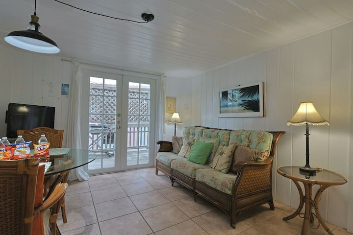 Blue Dolphin Cottage Steps From The Beach - Siesta Key