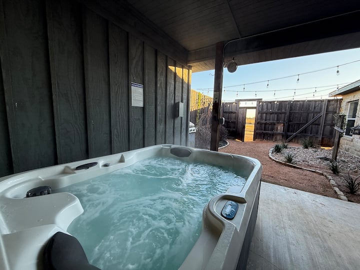 Wine Country Escape: Pool, Hot Tub, Games & Views - Signor Vineyards, Fredericksburg