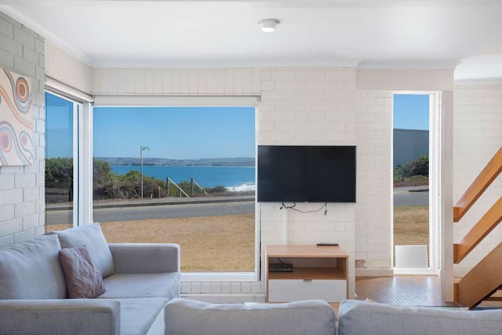 South Seas 1, Beachfront Villa , Walk Everywhere - Port Elliot