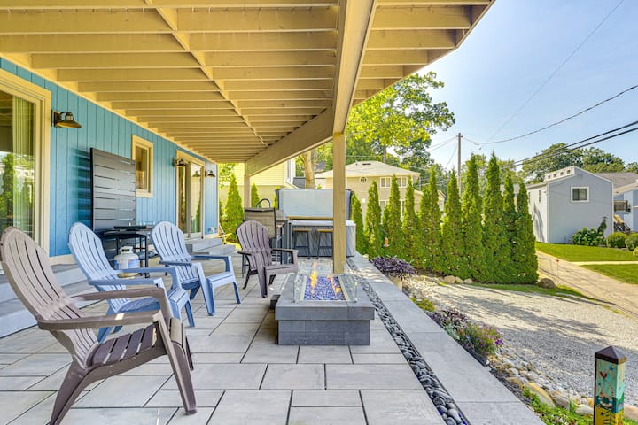 Hot Tub + Fireplace: Waterfront Clarklake Apt - Brooklyn, MI