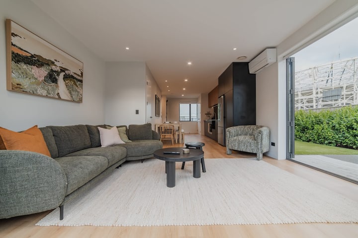 Bright 2br W Yard Washer Full Kitchen - West Coast