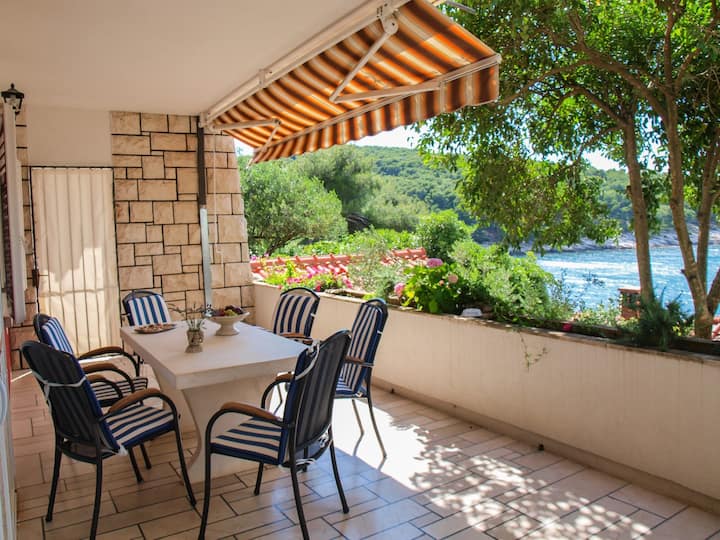 Beachfront Apartment With Big Terrace And Garden - Postira