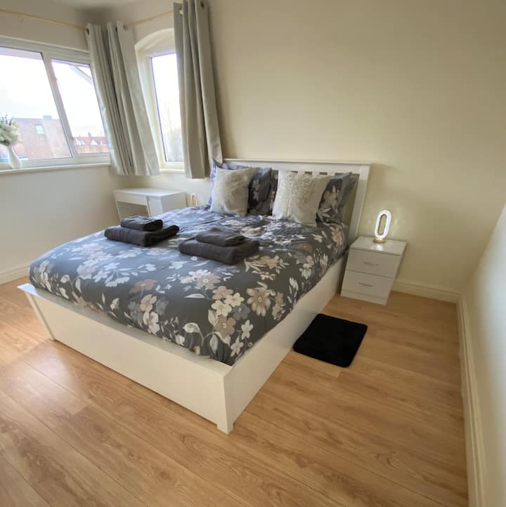 3 Bed House - Sleeps 6 - Garden - Parking - Wifi - Conwy