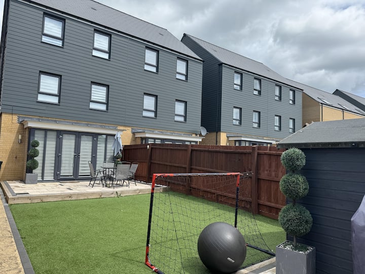 4 Bed House - Sleeps 8 - Hottub - Garden - Parking - Milton Keynes