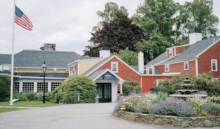 Custom Décor & Pond Views In Stand-alone Building - Oak Bluffs, MA