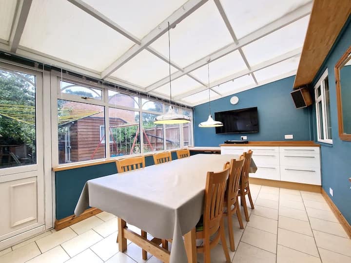 Spacious 6-bedroom House - 12 Min From Gatwick - Horsham