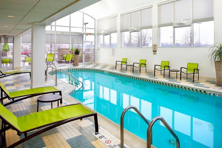 Near Naval Station Great Lakes + Breakfast & Pool - Waukegan, IL