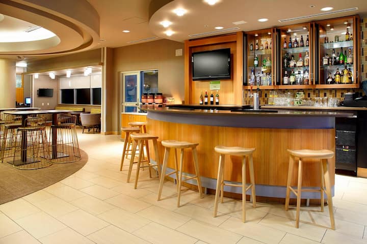 Near Six Flags Great America + Breakfast & Pool - Waukegan, IL