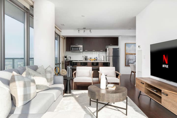 Luxury Bay Street Condo W/ Patio – Sleeps 8! - Toronto
