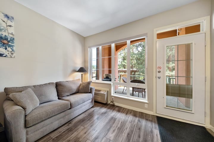 Walk Up Studio Steps From The Golf Course - 101b - Kelowna