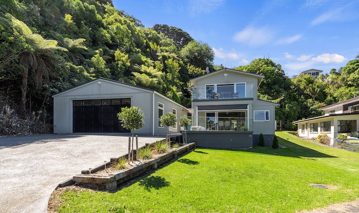 The Lighthouse - Te Mata Holiday Home - Tapu