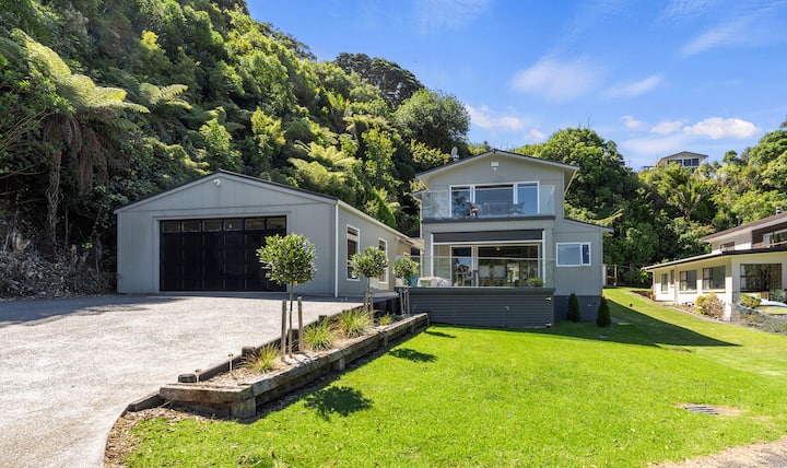 The Lighthouse - Te Mata Holiday Home - Tapu