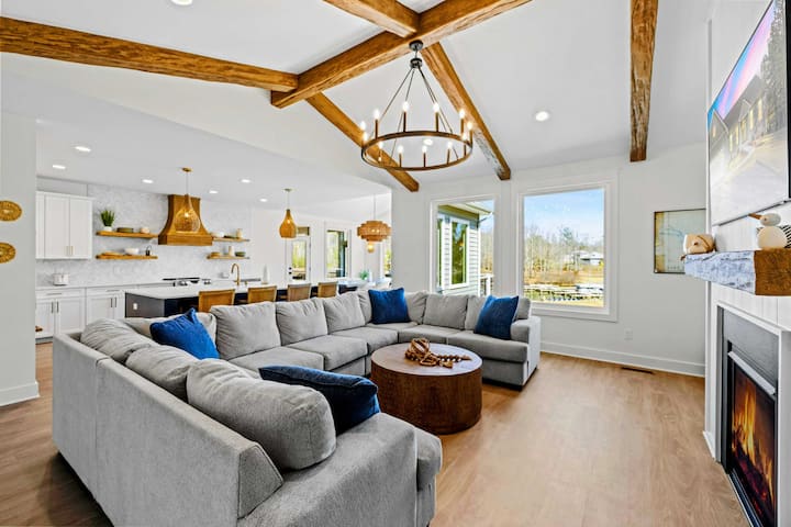 New 4br Lakefront Lake Anna, Fire Pit, Pool, Beach - Lake Anna, VA