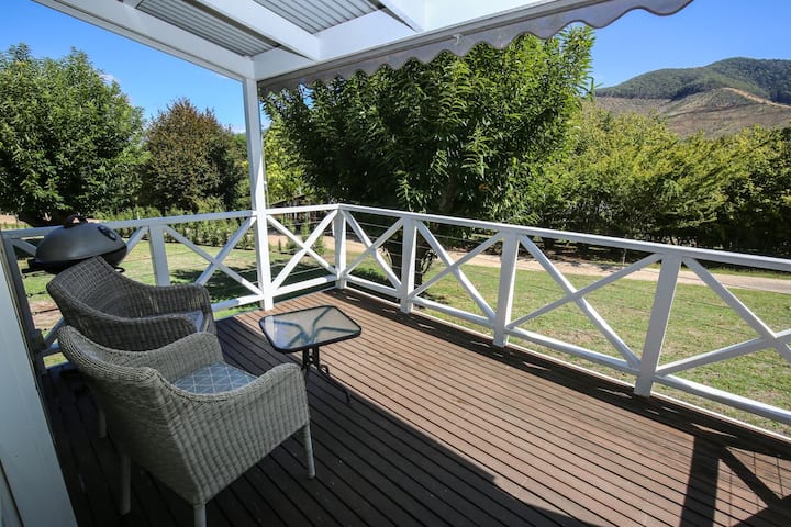 Abby's Cottage - Romantic Country Cottage - Bright