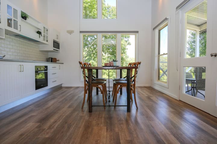 Bonnie's Cottage - Romantic Retreat - Bright