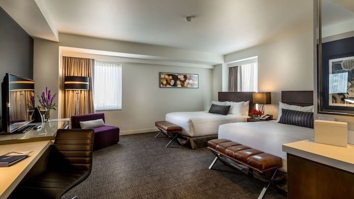 Luxury Room With Rooftop Lounge & Stunning Views - Chicago, IL