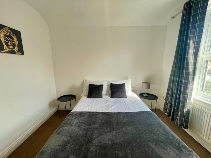 Broad House Central Location Long Stay Sleeps 10 - Swindon