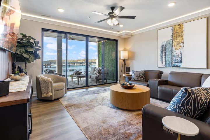 Luxury, Comfort & Pet Friendly Topsider In Osage - Lake Ozark, MO