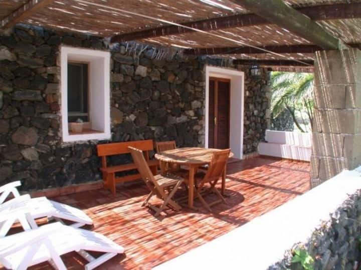 Geranium Dammuso Mit Blick Aufs Wasser - Pantelleria