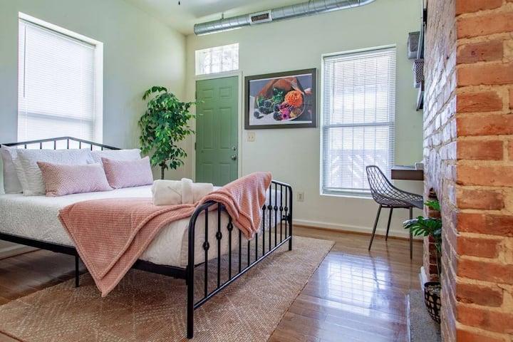 Colorful & Quirky 1-br Loft | Near Mica, Jh & Ummc - Baltimore, MD