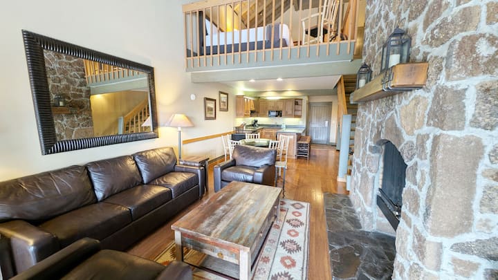 New Listing! A Sunriver Original! - Sunriver, OR